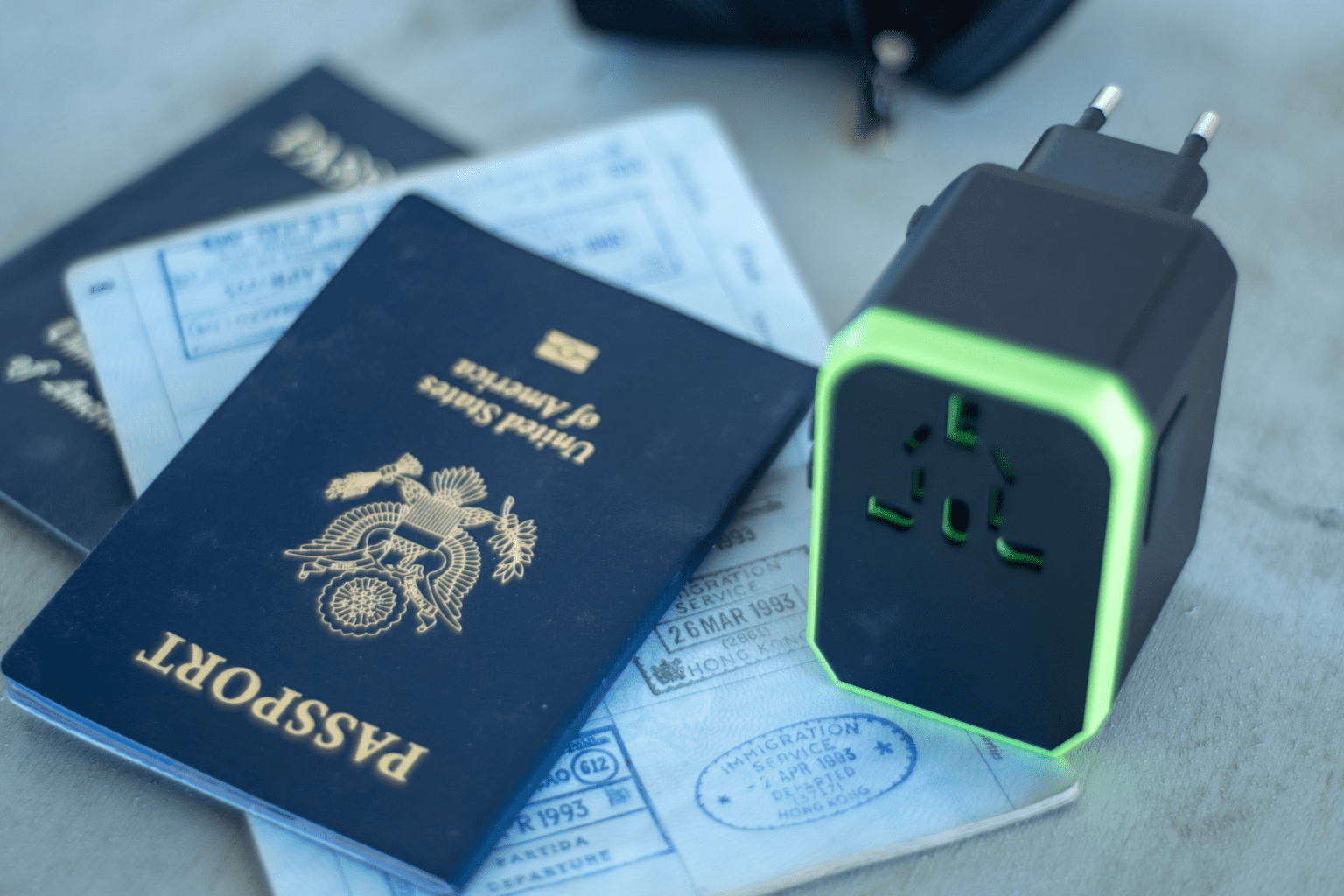 Everything You Need in the Perfect Travel Electronics Kit - Extravelgance