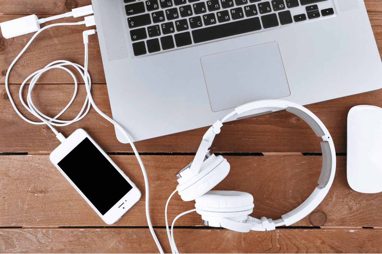 Everything You Need in the Perfect Travel Electronics Kit - Extravelgance